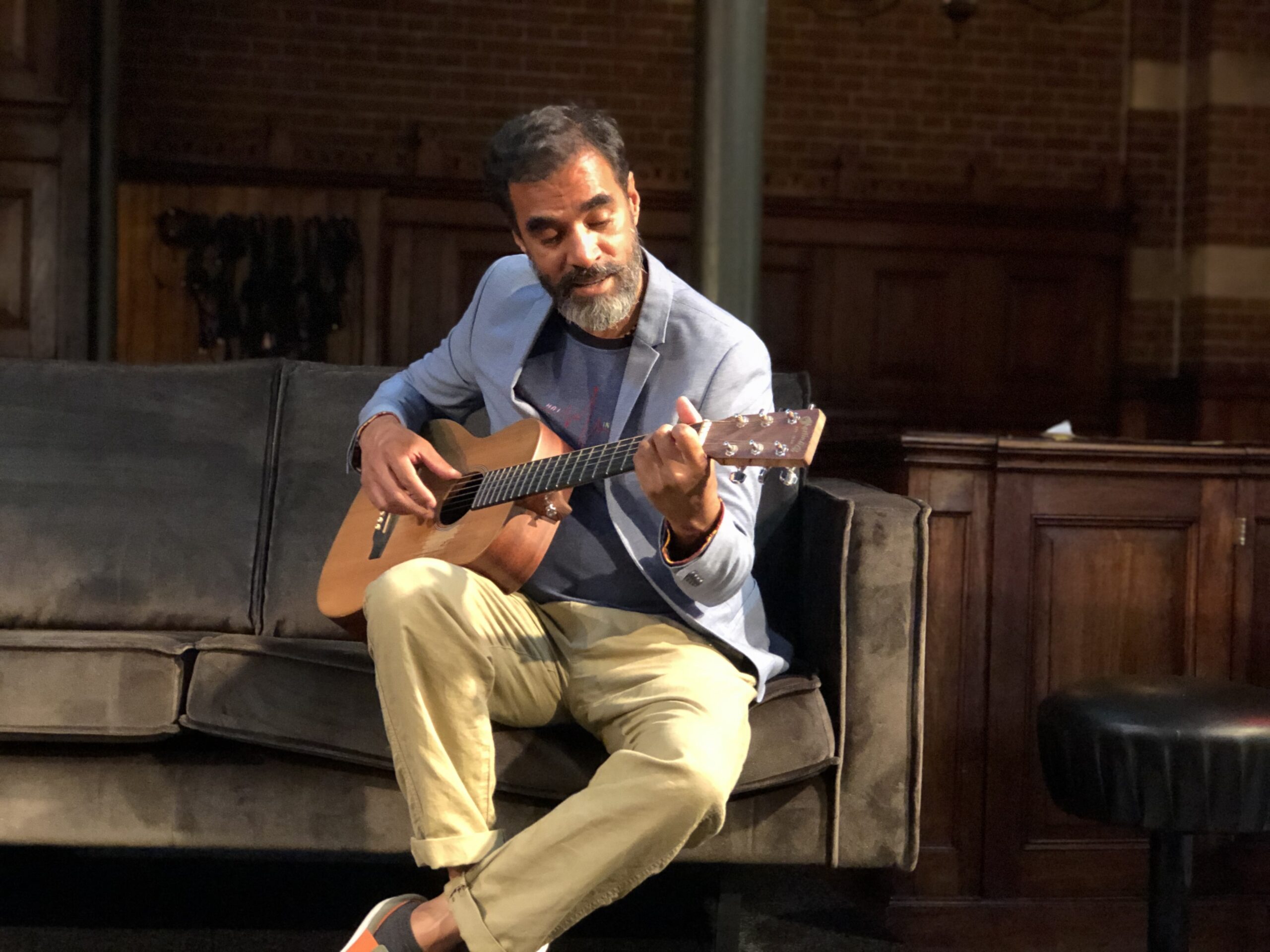 Springlevende en hartverscheurende muziek van Raj Mohan - Extra Nieuws