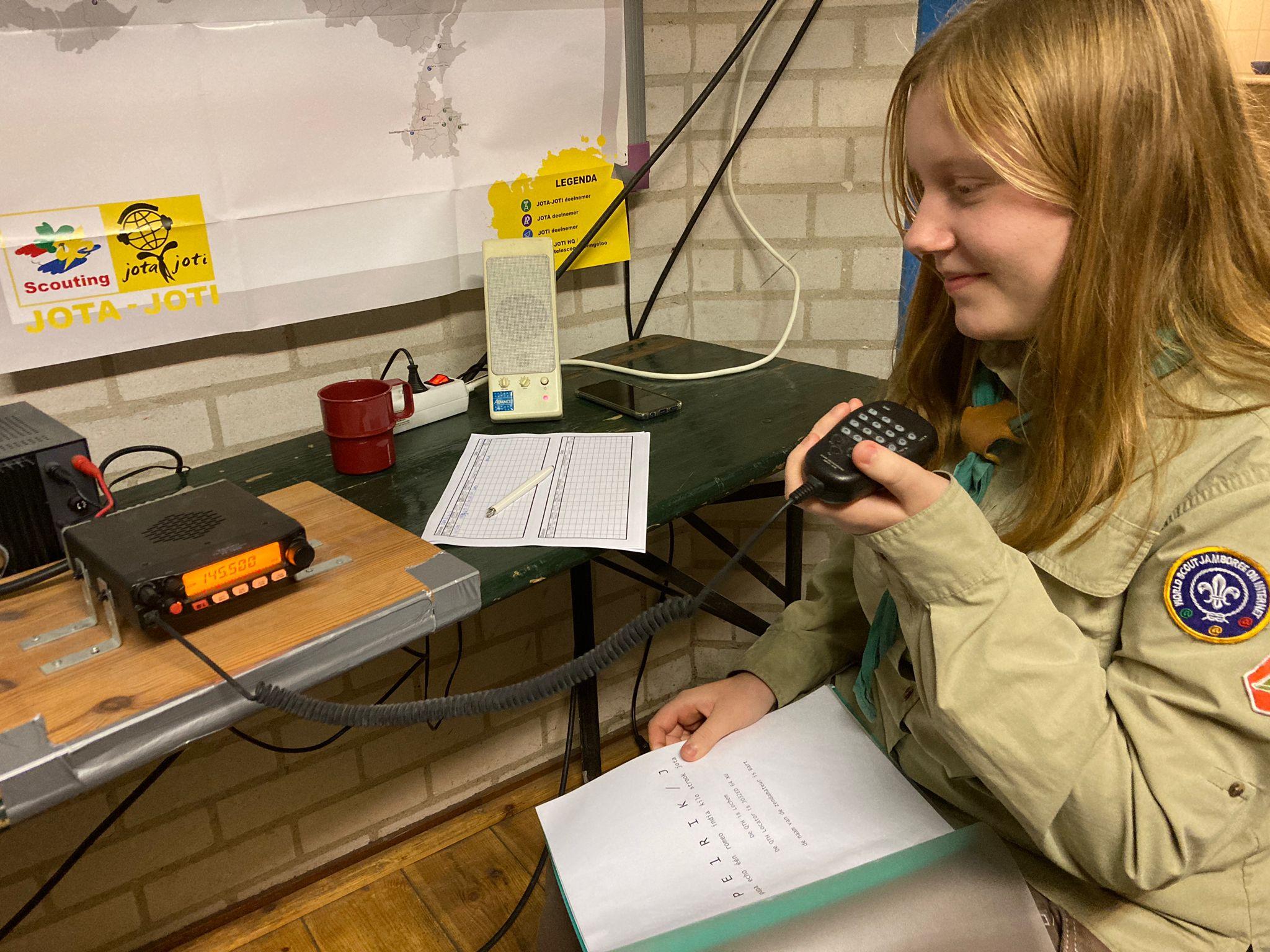 Scouts scouting de Witte Wieven maken contact tijdens JOTA - Extra Nieuws